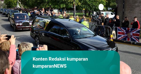 Foto: Ribuan Warga Lepas Iring-iringan Jenazah Ratu Elizabeth II ... Foto: Ribuan Warga Lepas Iring-iringan Jenazah Ratu Elizabeth II ...